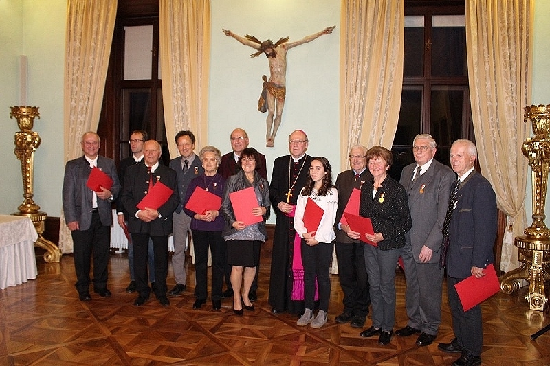 Gratulation zur Ehrung durch Diözesanbischof Alois Schwarz an Christine ...