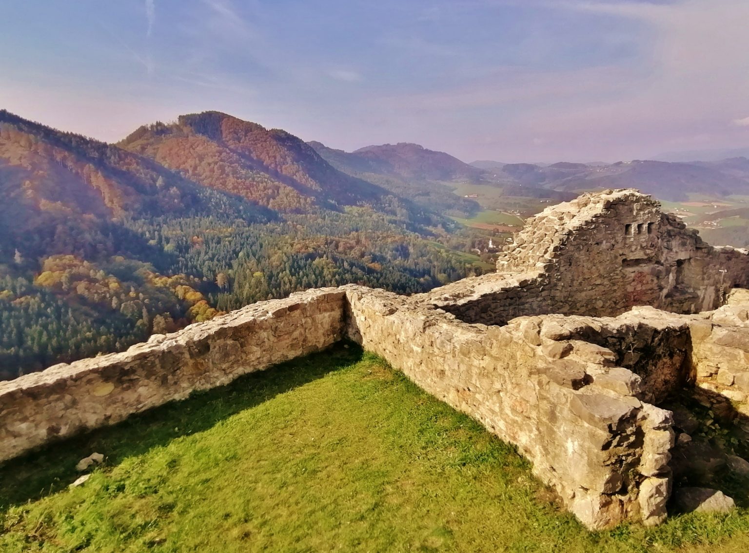 Goldener Herbst auf der Burgruine Rabenstein, bei der „Rinderschau auf ...